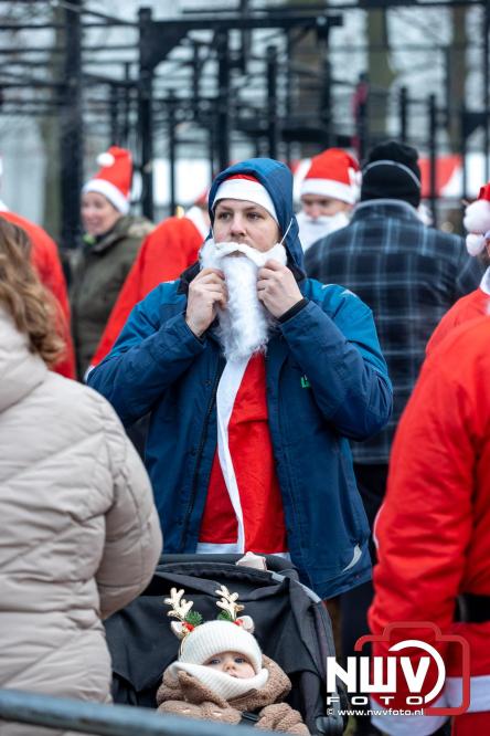 Meer dan 100 kerstmannen en vrouwen deden zaterdag morgen mee aan de ...