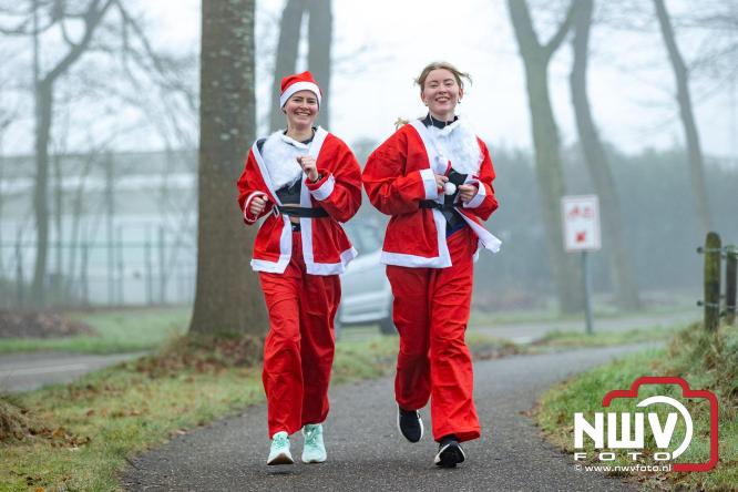 Meer dan 100 kerstmannen en vrouwen deden zaterdag morgen mee aan de ...